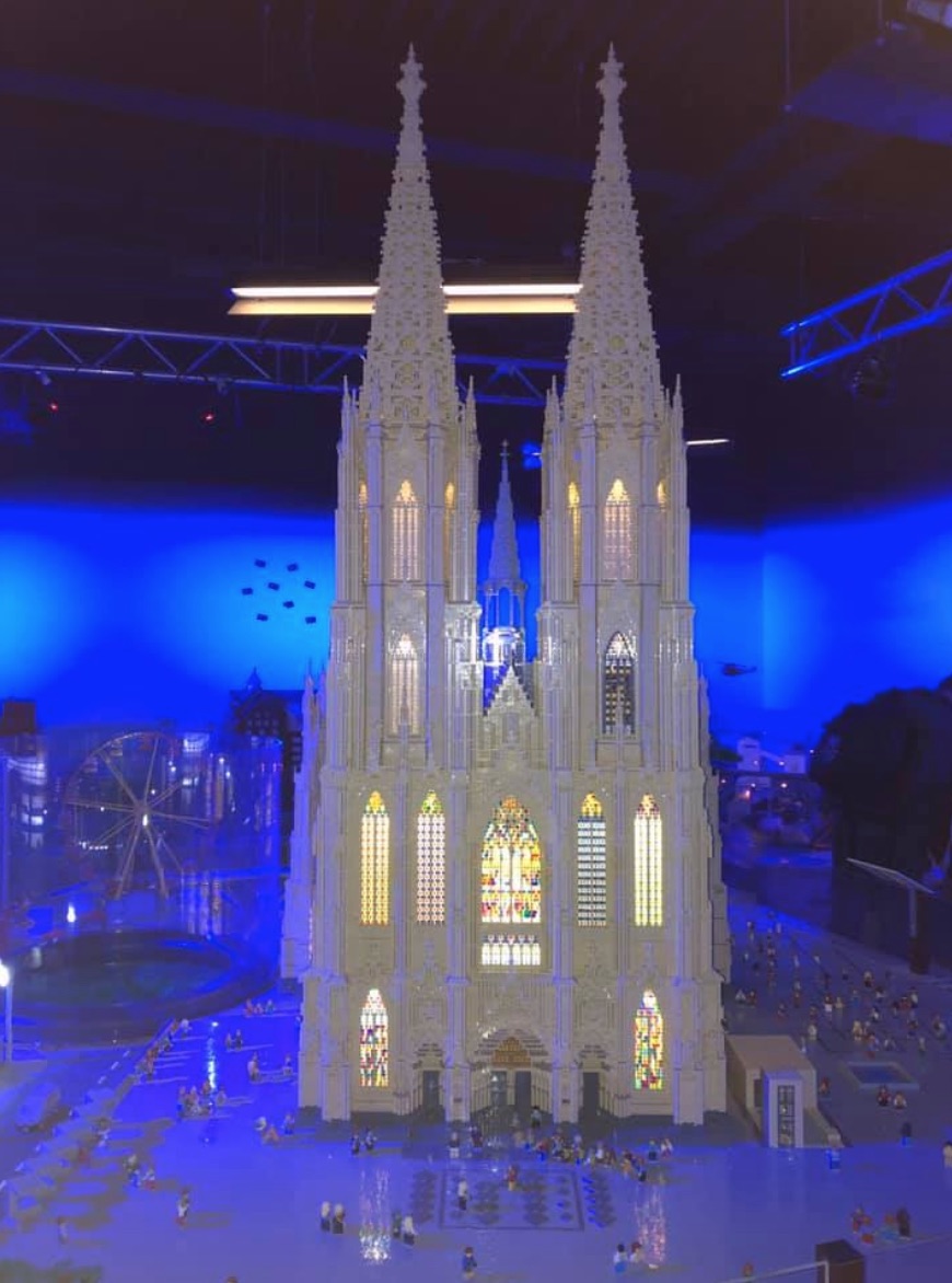 So sieht der Kölner Dom aus 272.000 Lego-Steinen aus