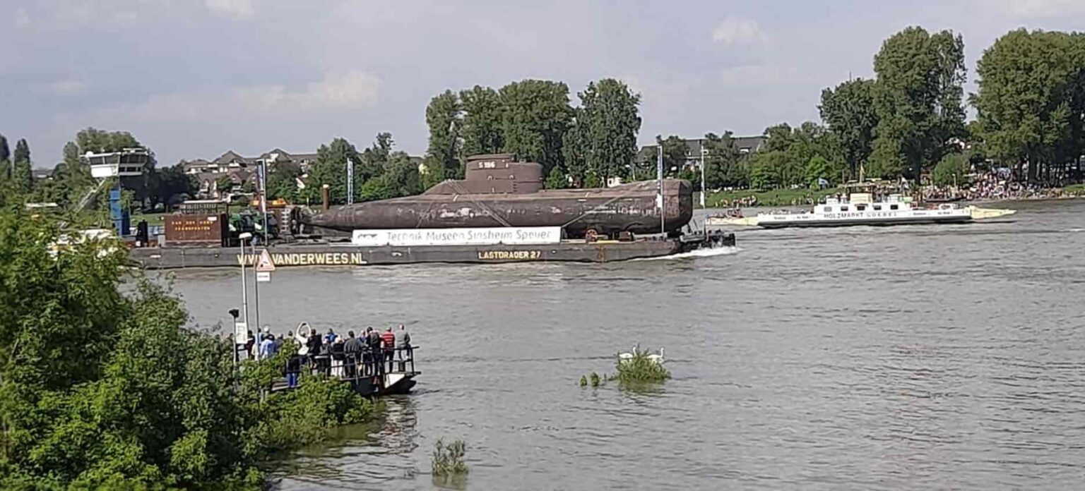 U-Boot U17 taucht vor tausenden Zuschauern in Köln auf