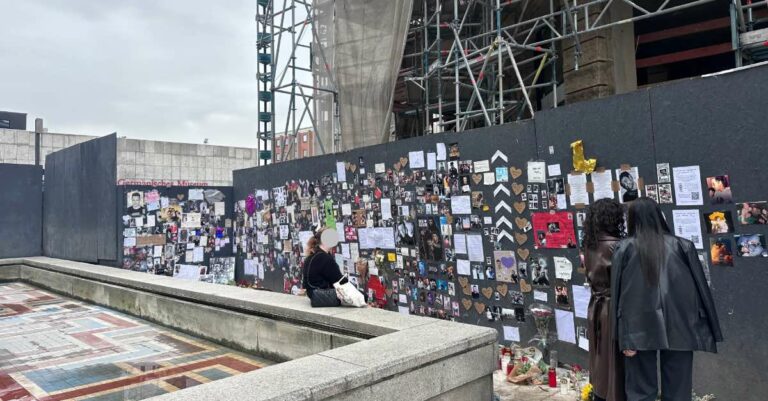 Hunderte Kerzen an großer Trauerwand direkt am Dom